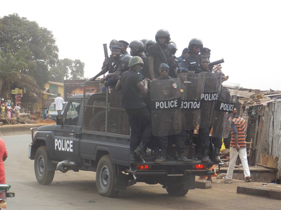 Conakry Des Agents De La Brb Débarquent Dans Les Locaux De Gangantv