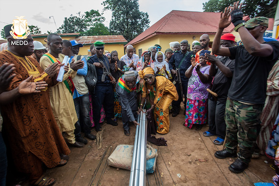 La ministre Louopou LAMAH subventionne des ménages de Koulé et ...
