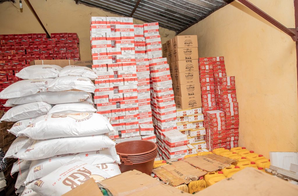 Enseignement technique et professionnel : Le ministre Alpha Bacar Barry distribue des denrées ...