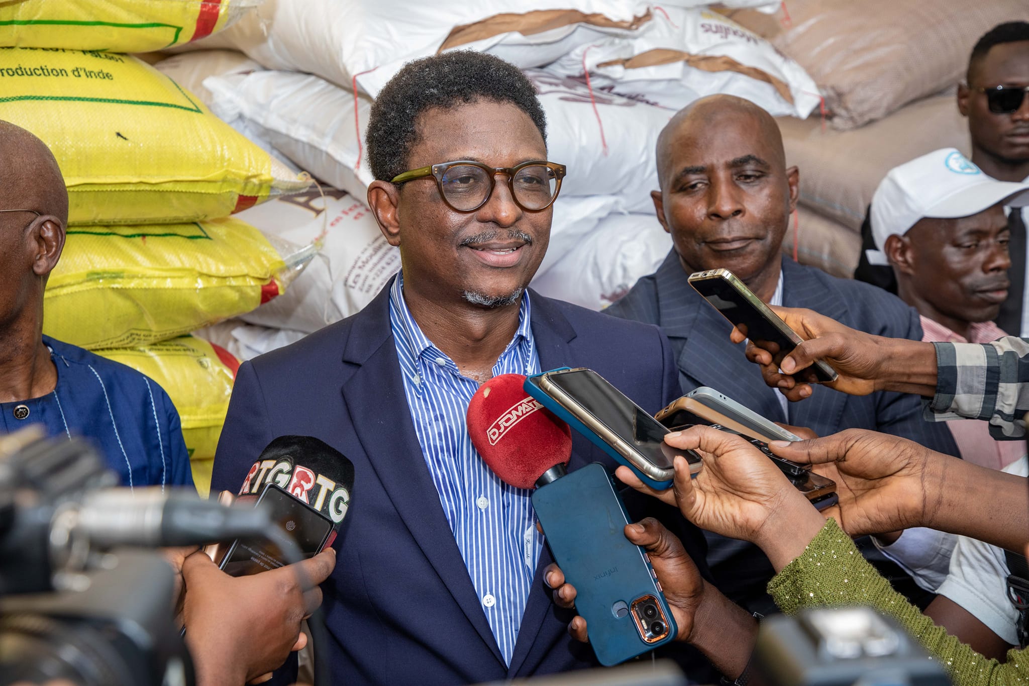 Enseignement technique et professionnel : Le ministre Alpha Bacar Barry distribue des denrées ...