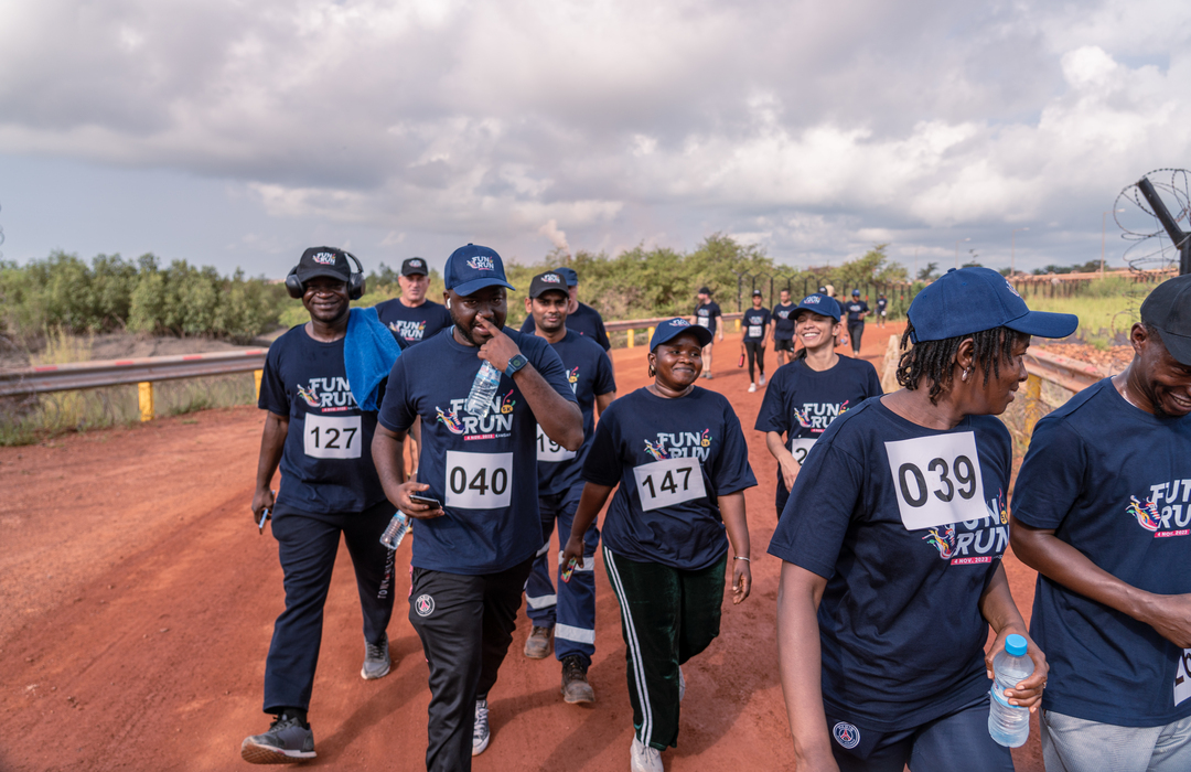 Kamsar : Les employés de Guinea Alumina Corporation organisent la ...