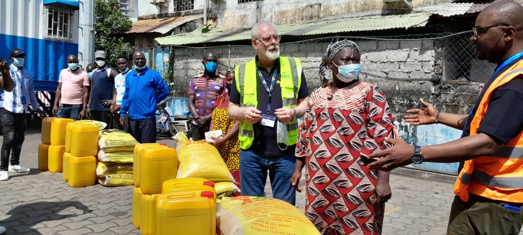 Drame à Kaloum : Le Groupe AGL fait un don de vivres aux sinistrés de ...