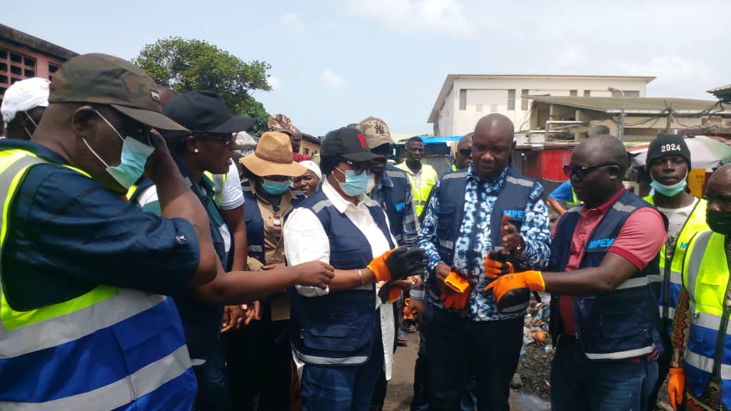 Conakry: La ministre de la Pêche Fatima Camara lance la campagne d’assainissement des ...