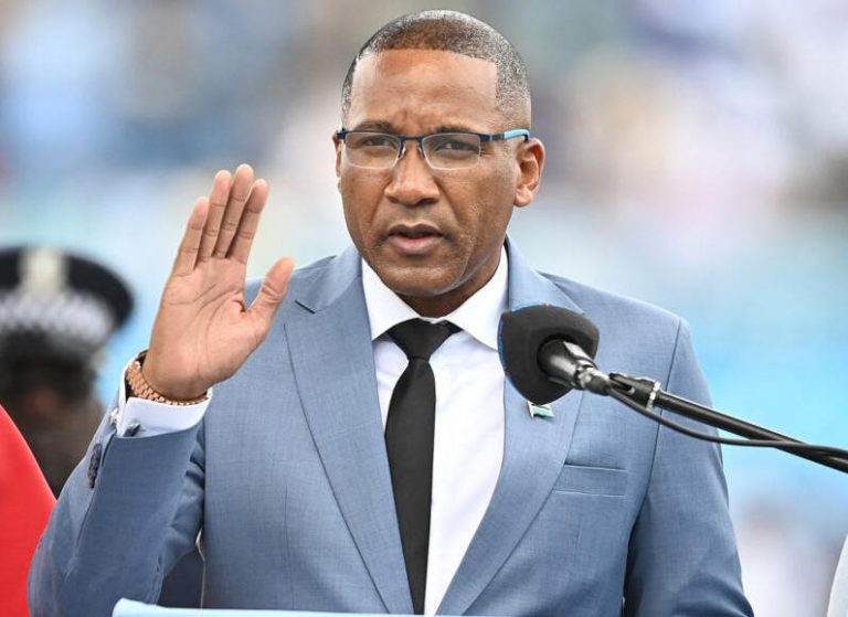 Nouvelle ère au Botswana : le nouveau président Duma Boko prête serment ...