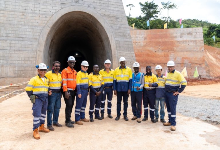 Le percement du tunnel de 900 mètres crée un accès direct entre la mine ...