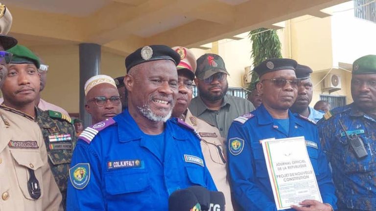 Vulgarisation du projet de Nouvelle Constitution: la Douane sensibilise ...