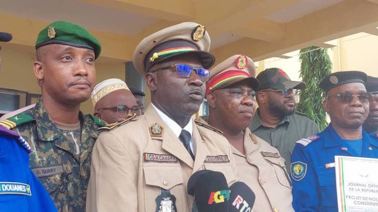 Vulgarisation du projet de Nouvelle Constitution: la Douane sensibilise ...