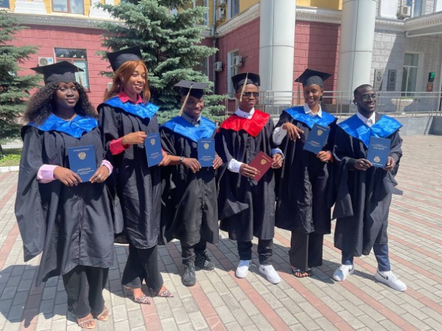 Retour triomphal de six étudiants guinéens en médecine formés en Russie ...