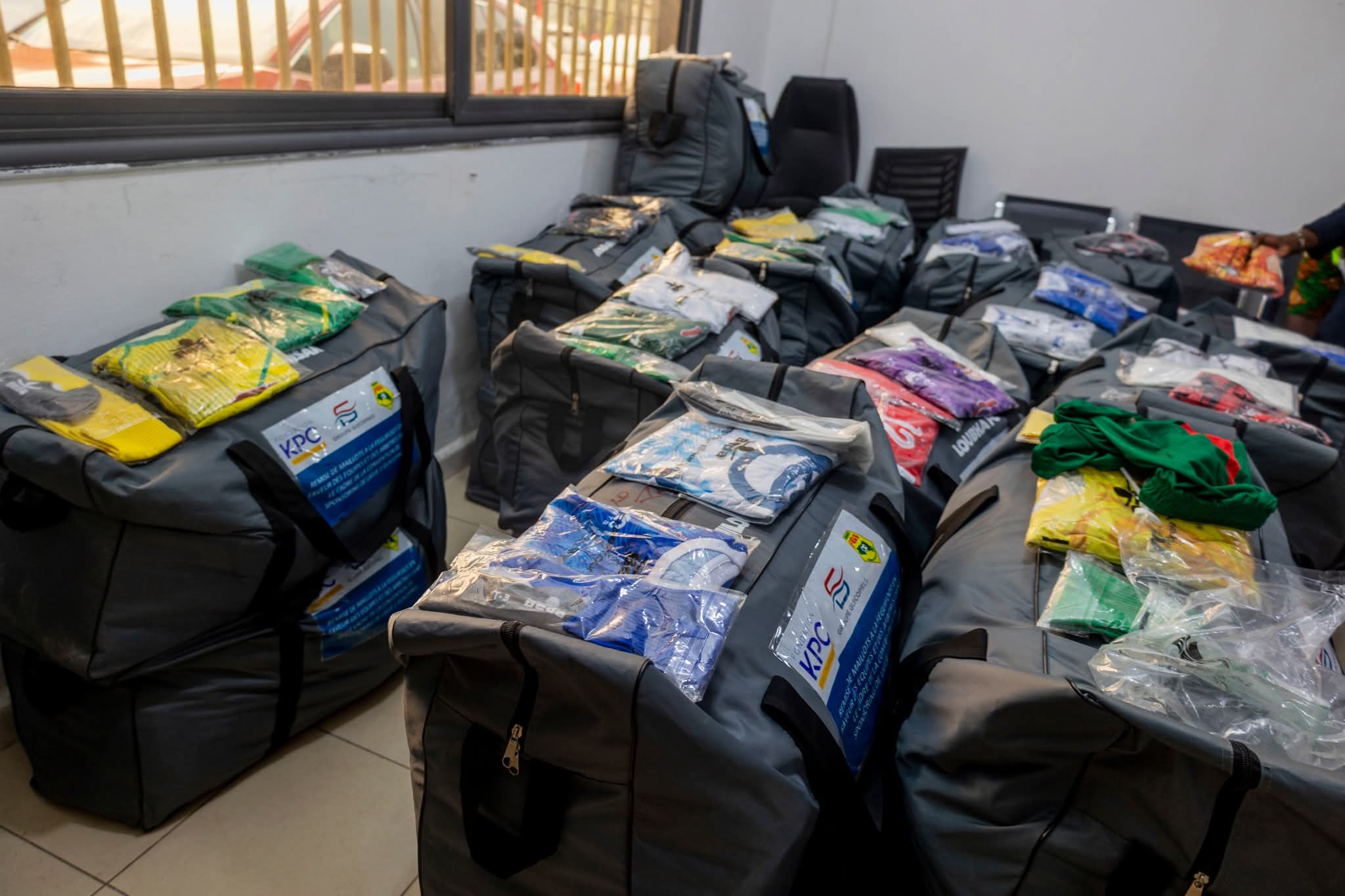 Ligue 1 et arbitrage : Guicopres offre un important lot d’équipements à ...