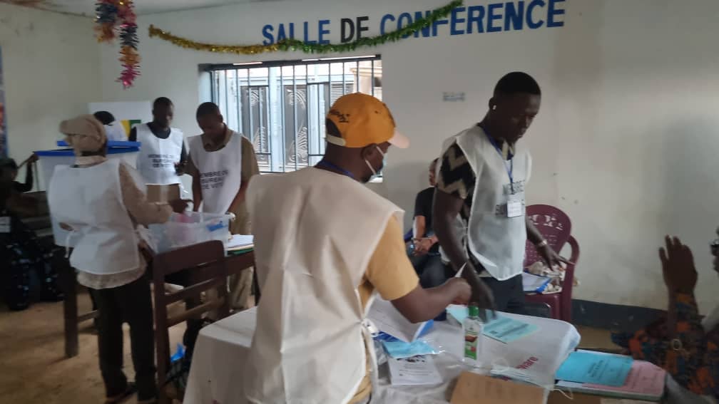 Vote Présidentiel: Les électeurs rallient les bureaux de vote, nos ...