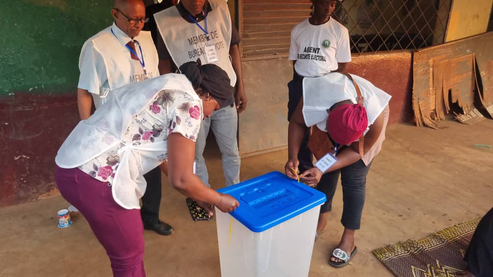 Vote Présidentiel: Les électeurs rallient les bureaux de vote, nos ...