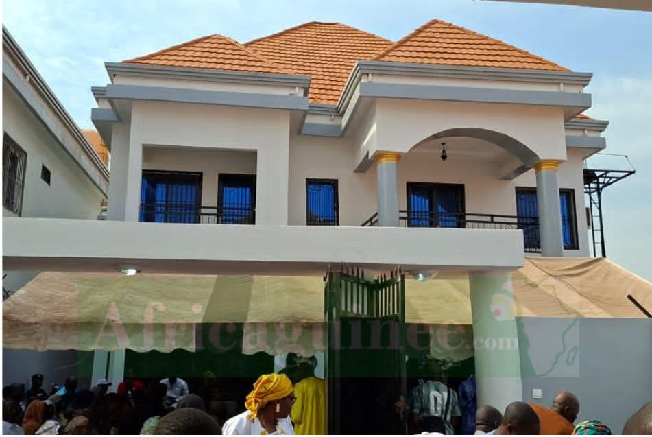 Kobayah Village: Mamadi Doumbouya offre une villa aux enfants de feu ...